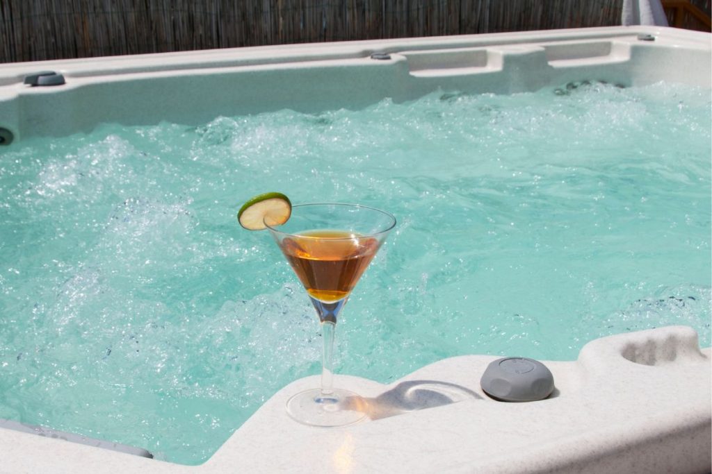 Les 6 Meilleurs Hôtels Atypiques avec Jacuzzi Privatifs en Vendée ...