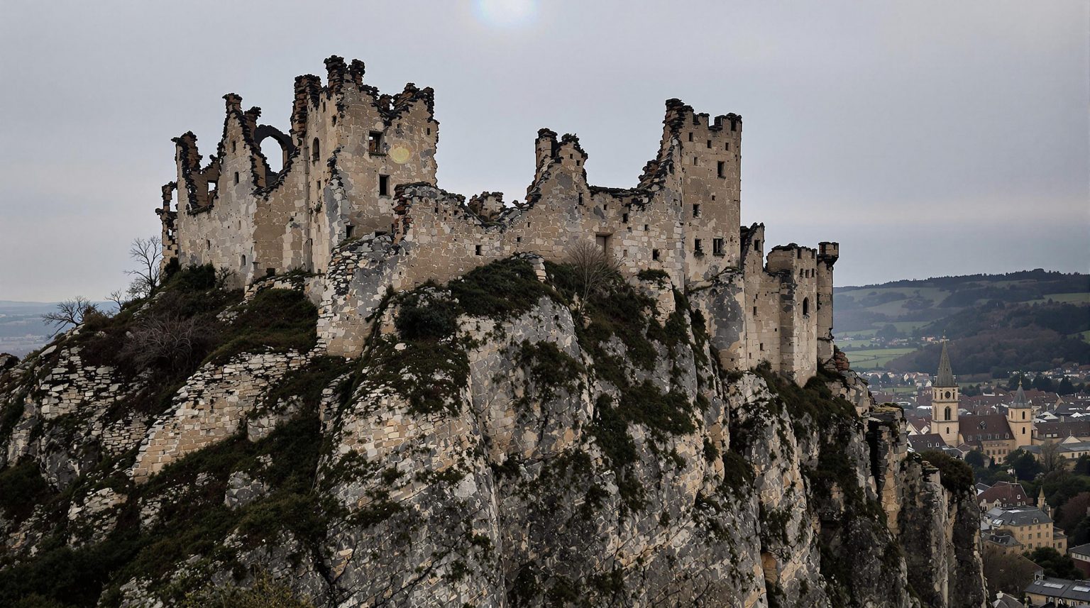 Ils ont découvert ce village perché au-dessus d'un canyon... Ce qu'ils ...